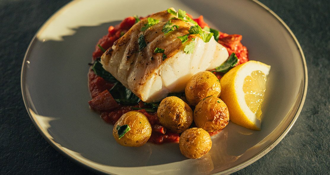 Skrei rôti sauce aux poivrons, chorizo et olives | Seafood from Norway